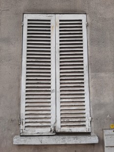 Installer des protections solaires mobiles extérieures dans un bâtiment ...